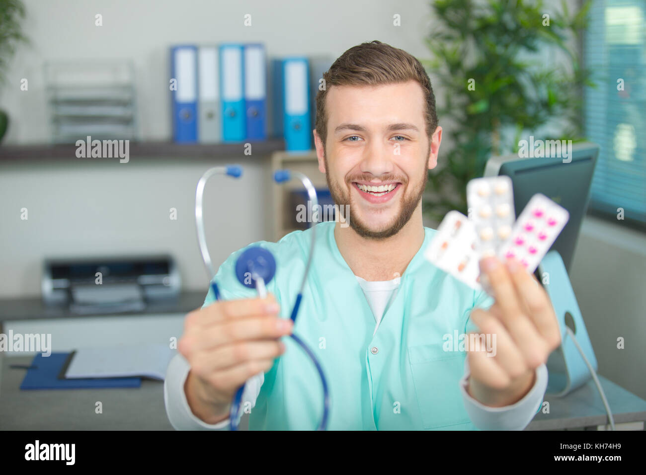 mad doctor showing pills Stock Photo - Alamy