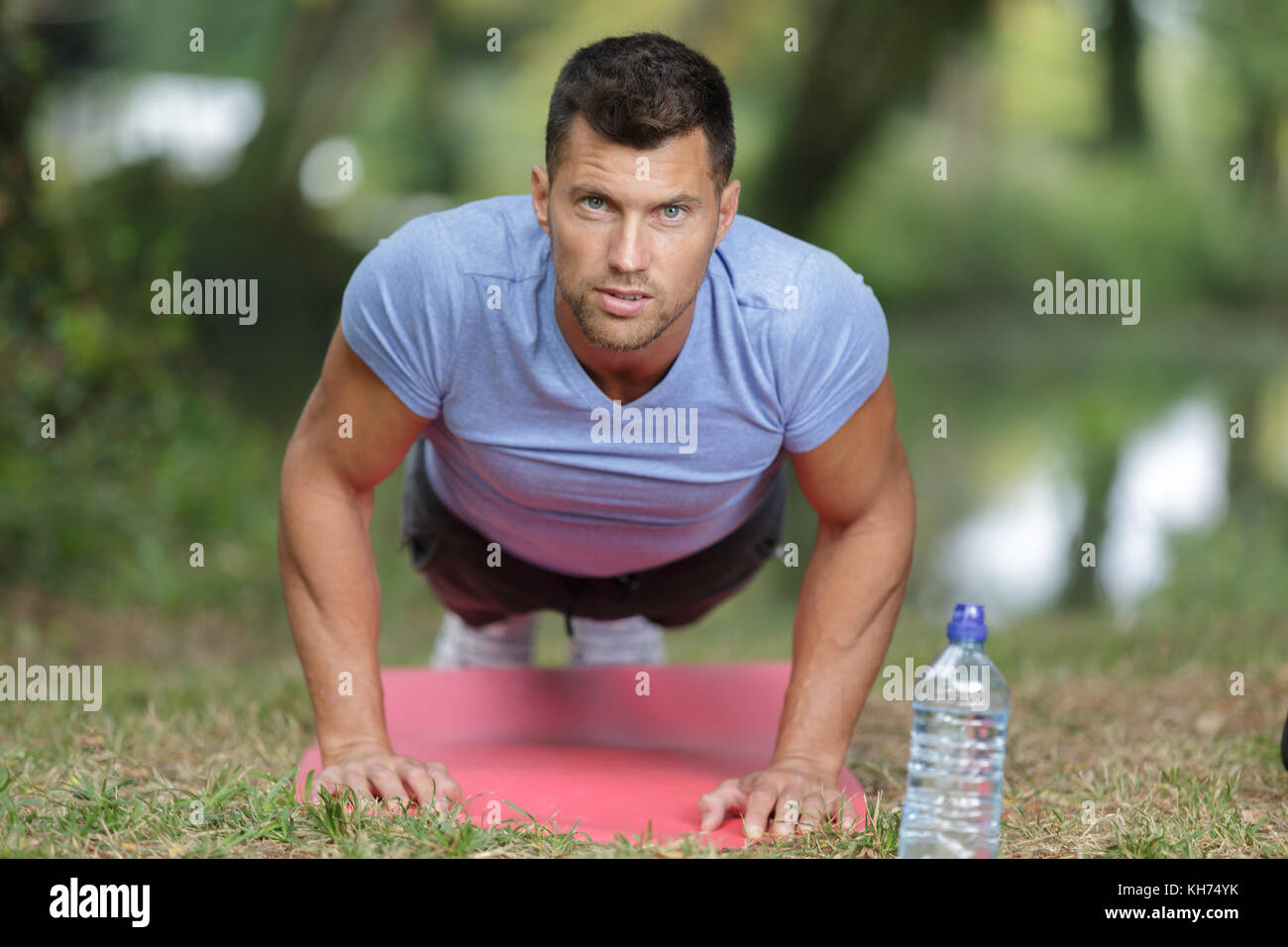 Muscle man exercise outside plank hi-res stock photography and images ...