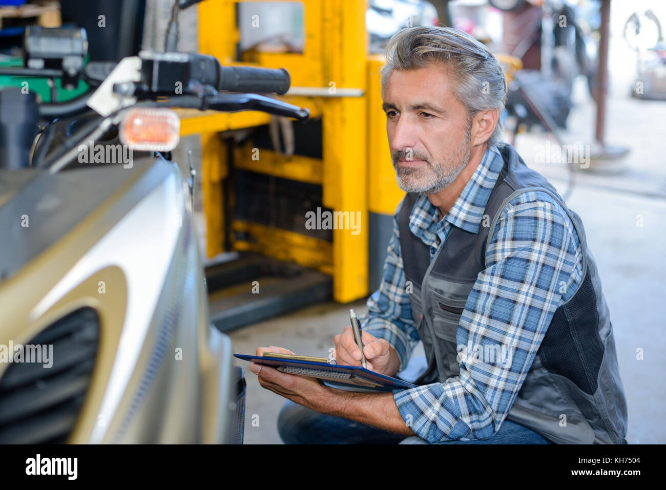 mechanic writing a report Stock Photo - Alamy