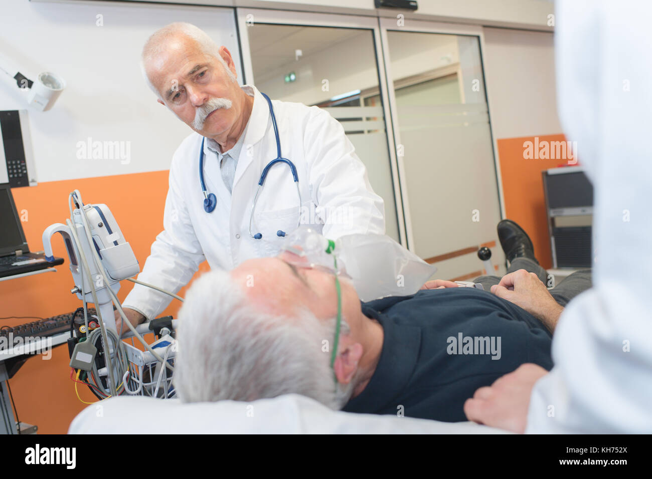 doctor assisting patient on breathing mask Stock Photo - Alamy
