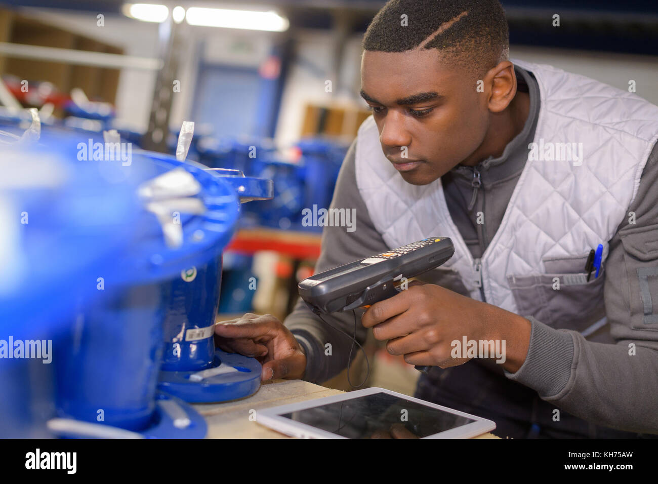 man worker scanning packages with barcode scanner in warehouse Stock ...