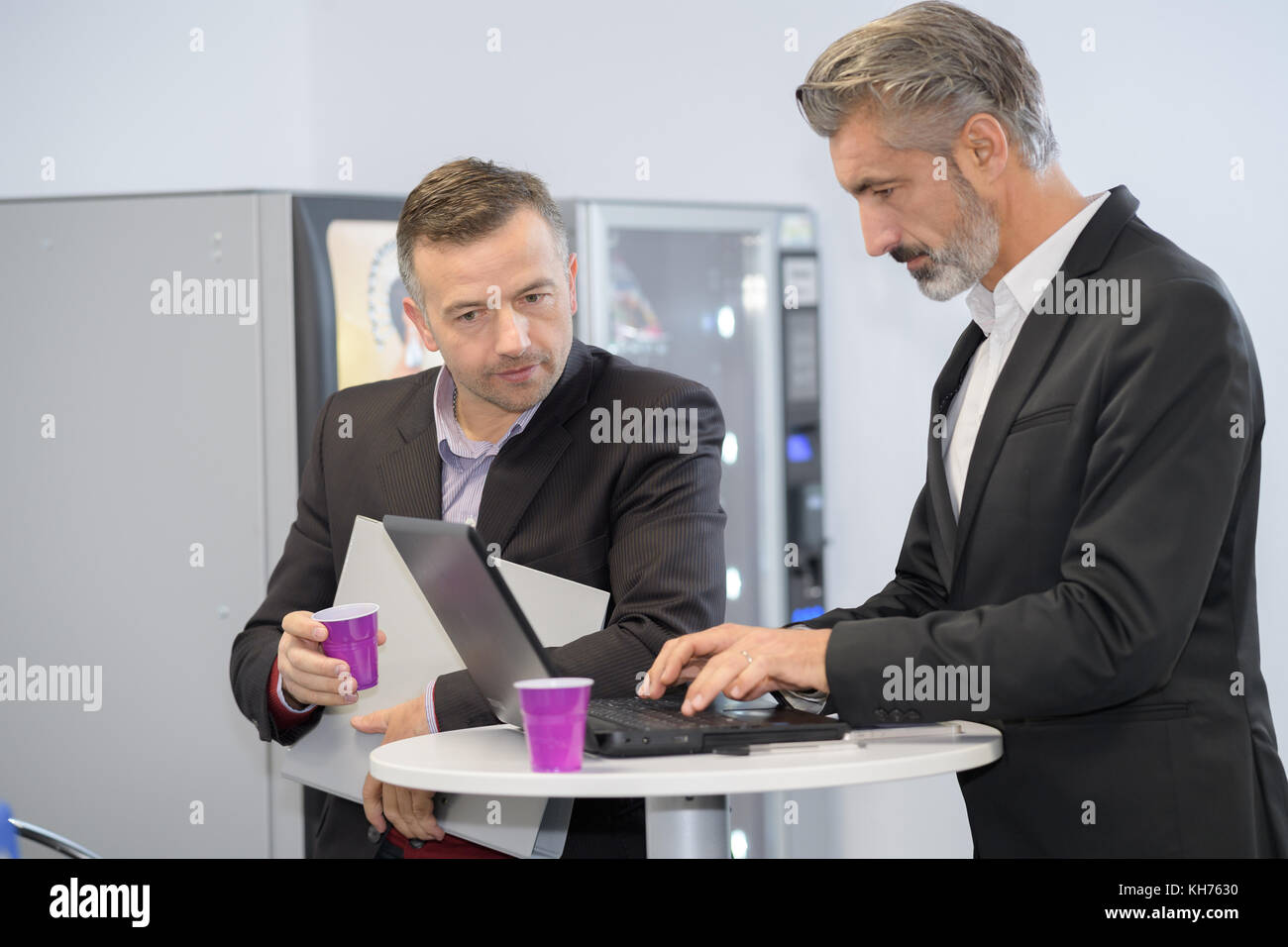 Office colleagues vending machine hi-res stock photography and images ...