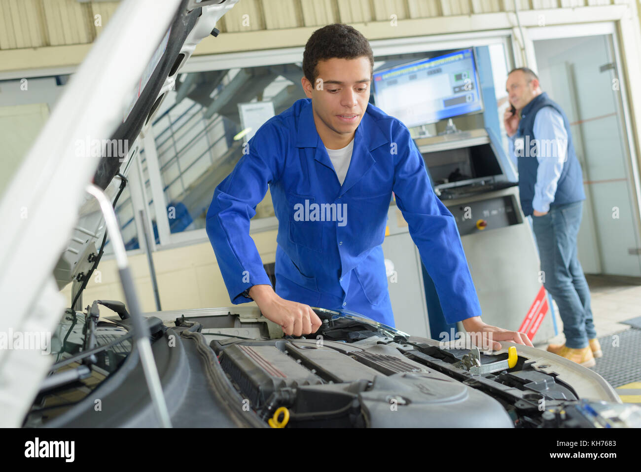 professional mechanic checking the car engine Stock Photo - Alamy