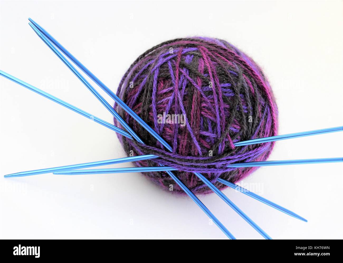 Ball of yarn with knitting needles hi-res stock photography and images ...