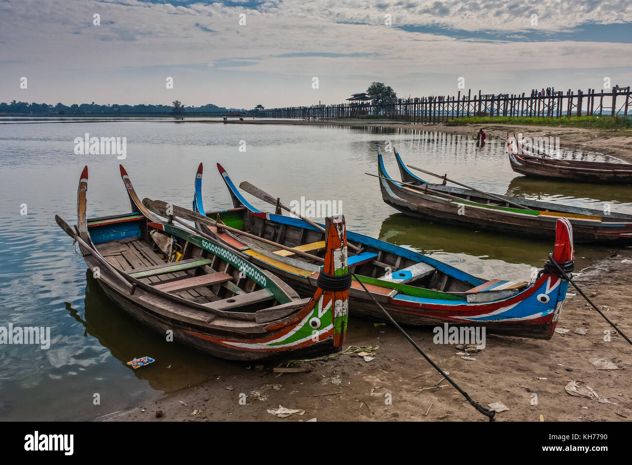 Painted myanmar boats hi-res stock photography and images - Alamy