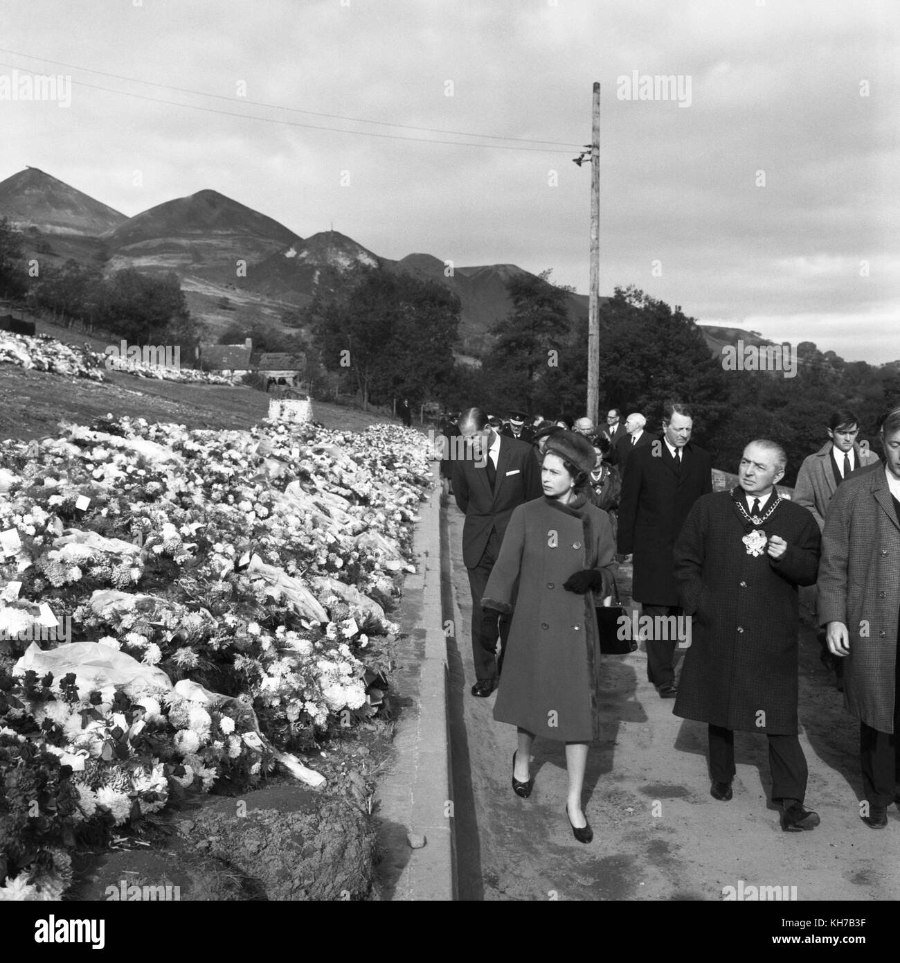 29/10/1966. Queen Elizabeth II and the Duke of Edinburgh view flowers ...