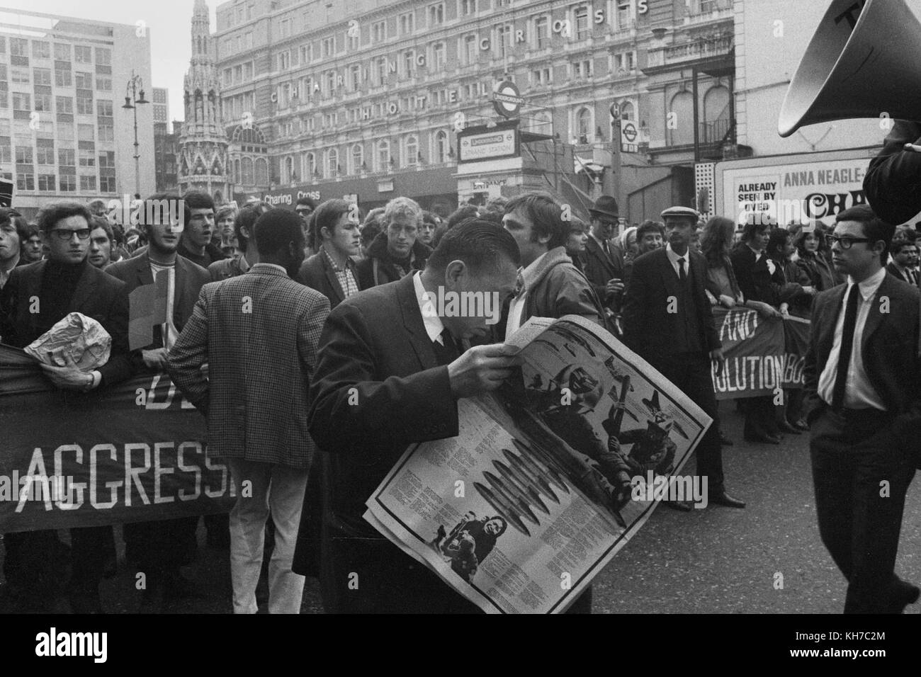 Trafalgar square london march Black and White Stock Photos & Images - Alamy