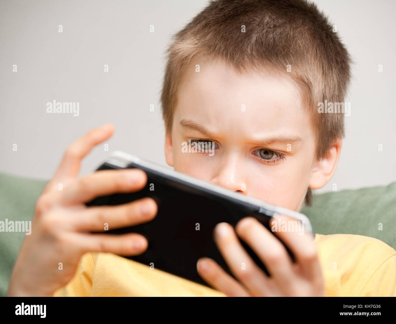 Handheld computer console hi-res stock photography and images - Alamy