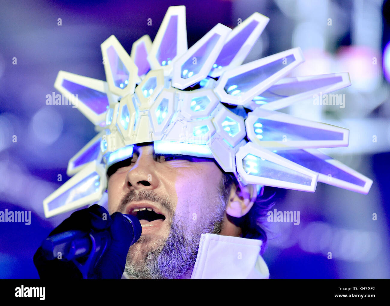 Berlin, Germany. 13th Nov, 2017. Singer Jason "Jay" Kay of the British ...