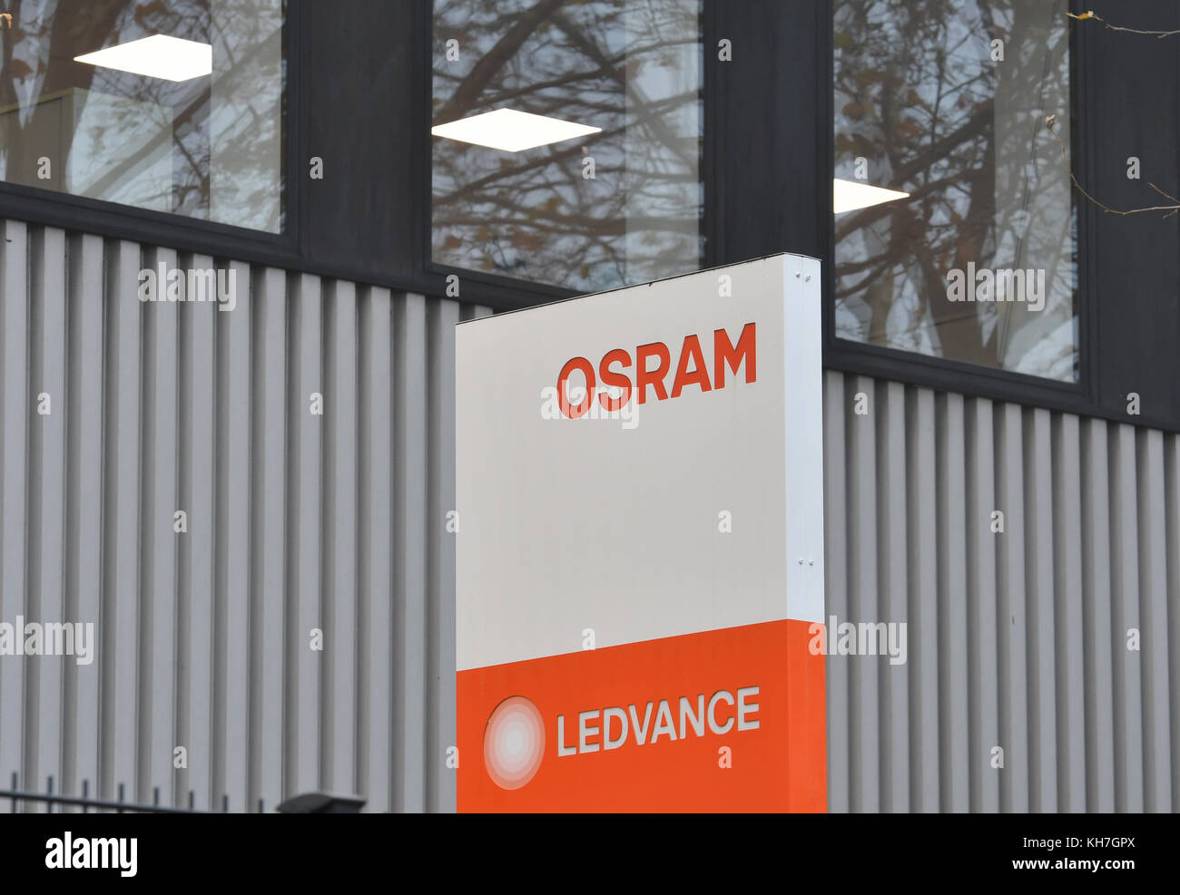 Company logos and globe hi-res stock photography and images - Alamy