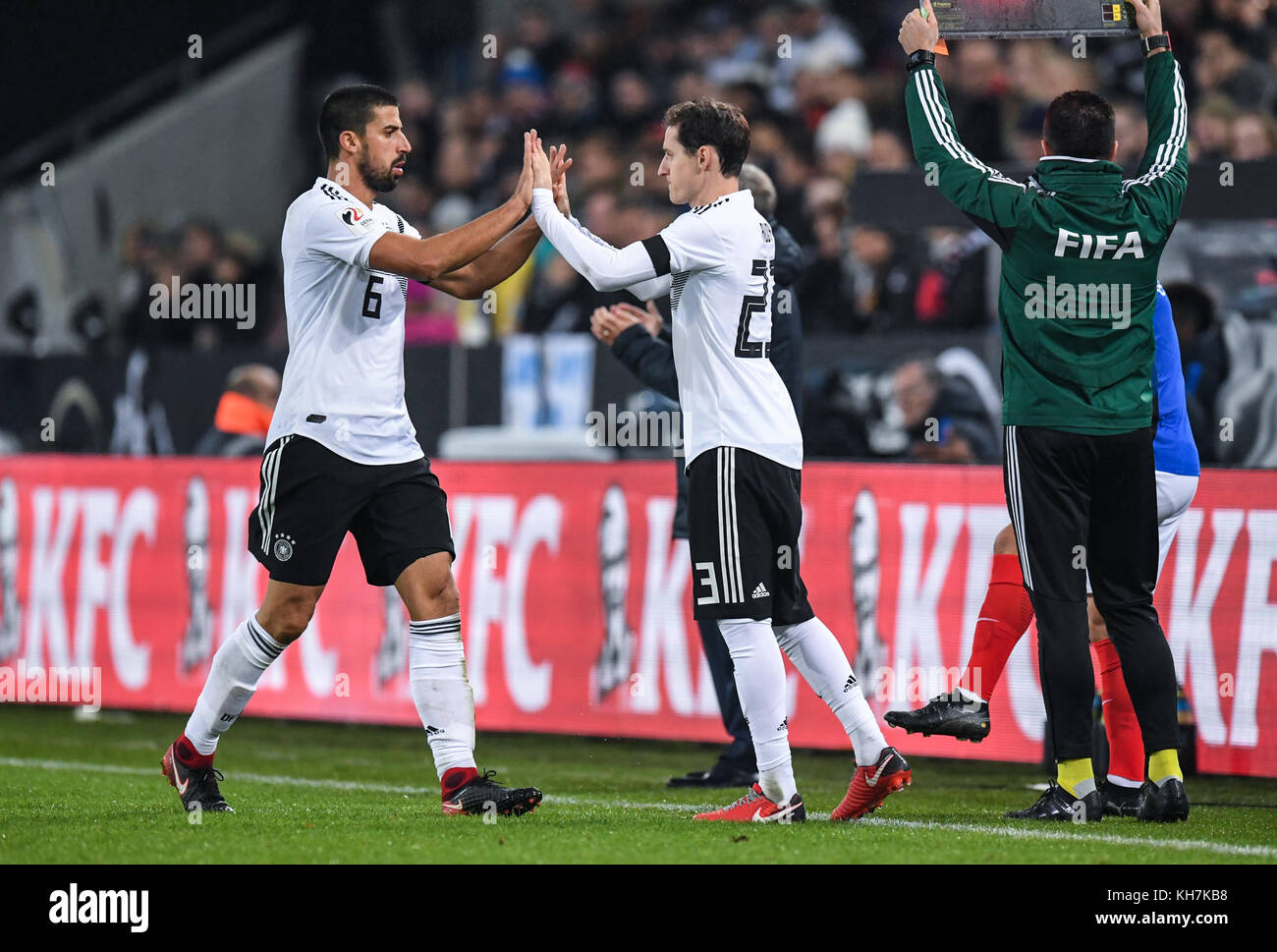 Koeln, Deutschland. 14th Nov, 2017. Sebastian Rudy (Germany) (R) wird ...