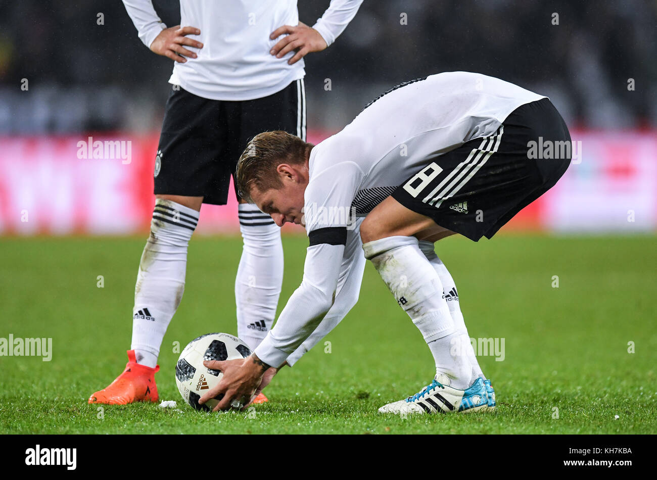 Koeln, Deutschland. 14th Nov, 2017. Toni Kroos (Germany) legt den Ball ...