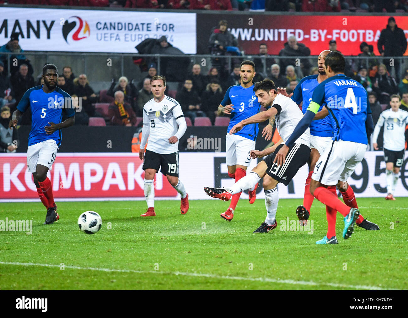 Koeln, Deutschland. 14th Nov, 2017. Lars Stindl (Germany) schiesst goal ...