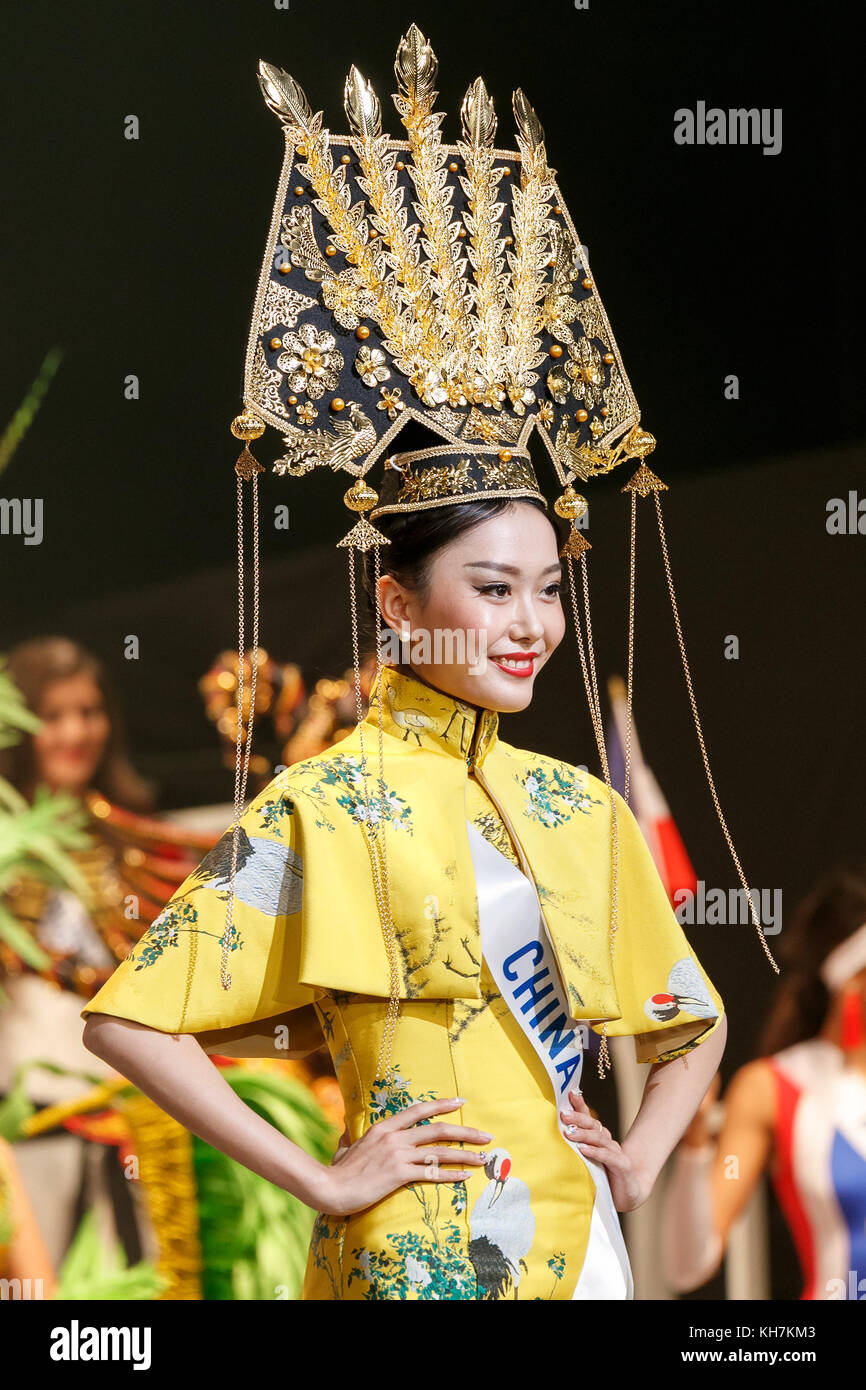 Tokyo, Japan. 14th November, 2017. Miss China Jia Shi walks down the ...