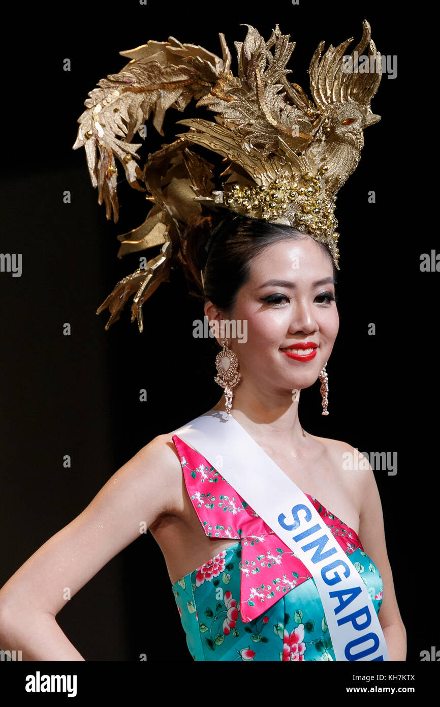 Tokyo, Japan. 14th November, 2017. Miss Singapore Kylie Yeo walks down ...