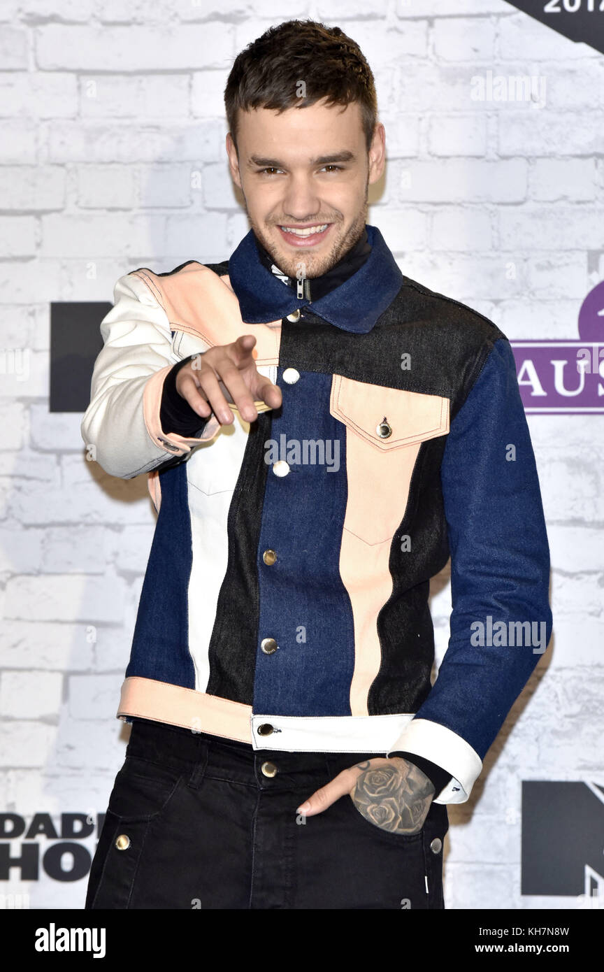 London, UK. 12th Nov, 2017. Liam Payne poses in the winner's room ...