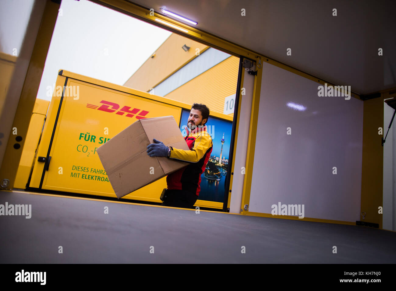 Dusseldorf, Germany. 15th Nov, 2017. A parcel courier loading a package ...