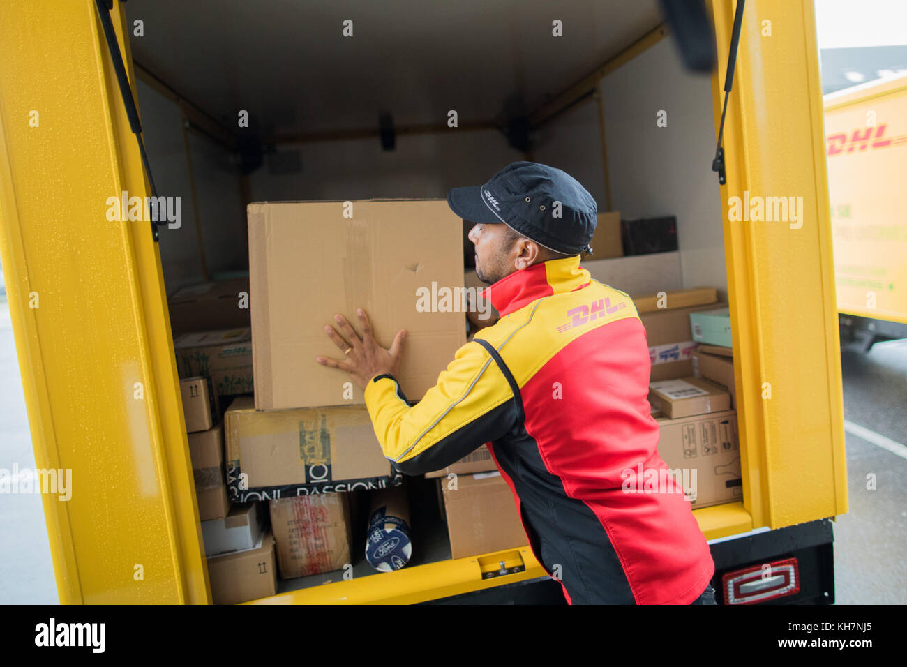Dusseldorf, Germany. 15th Nov, 2017. A parcel courier loading a package ...
