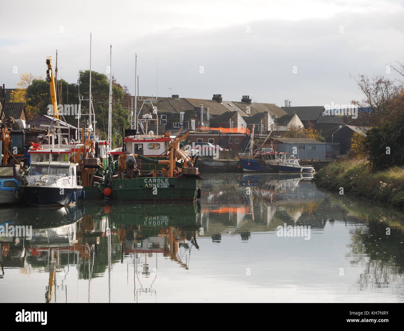Queenborough, Kent, UK. 15th Nov, 2017. UK Weather: a calm and ...