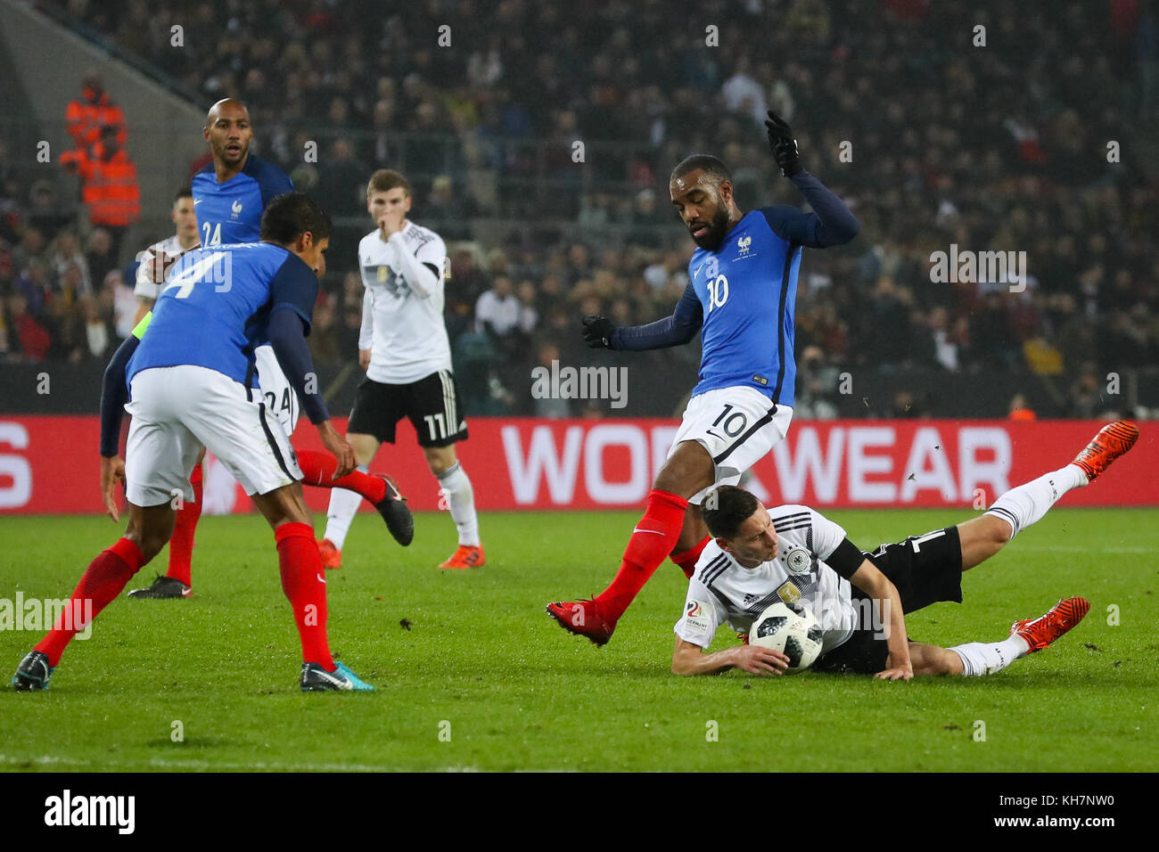 Cologne, Germany. 14th Nov, 2017. Germany's Julian Draxler (R) and ...