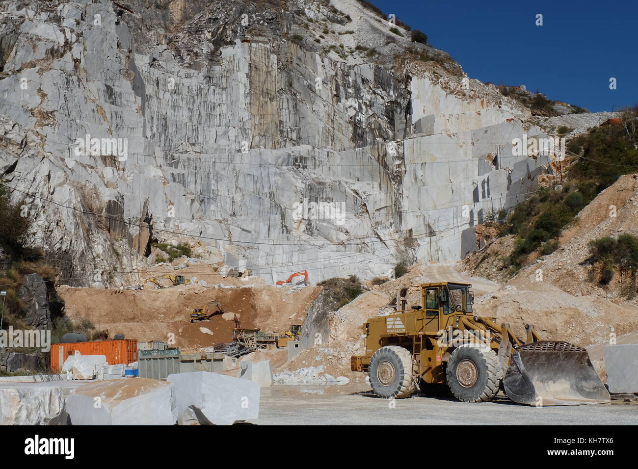 Colonnata, Tuscany, Italy. 23rd Oct, 2017. A wheel loader pictured in a ...