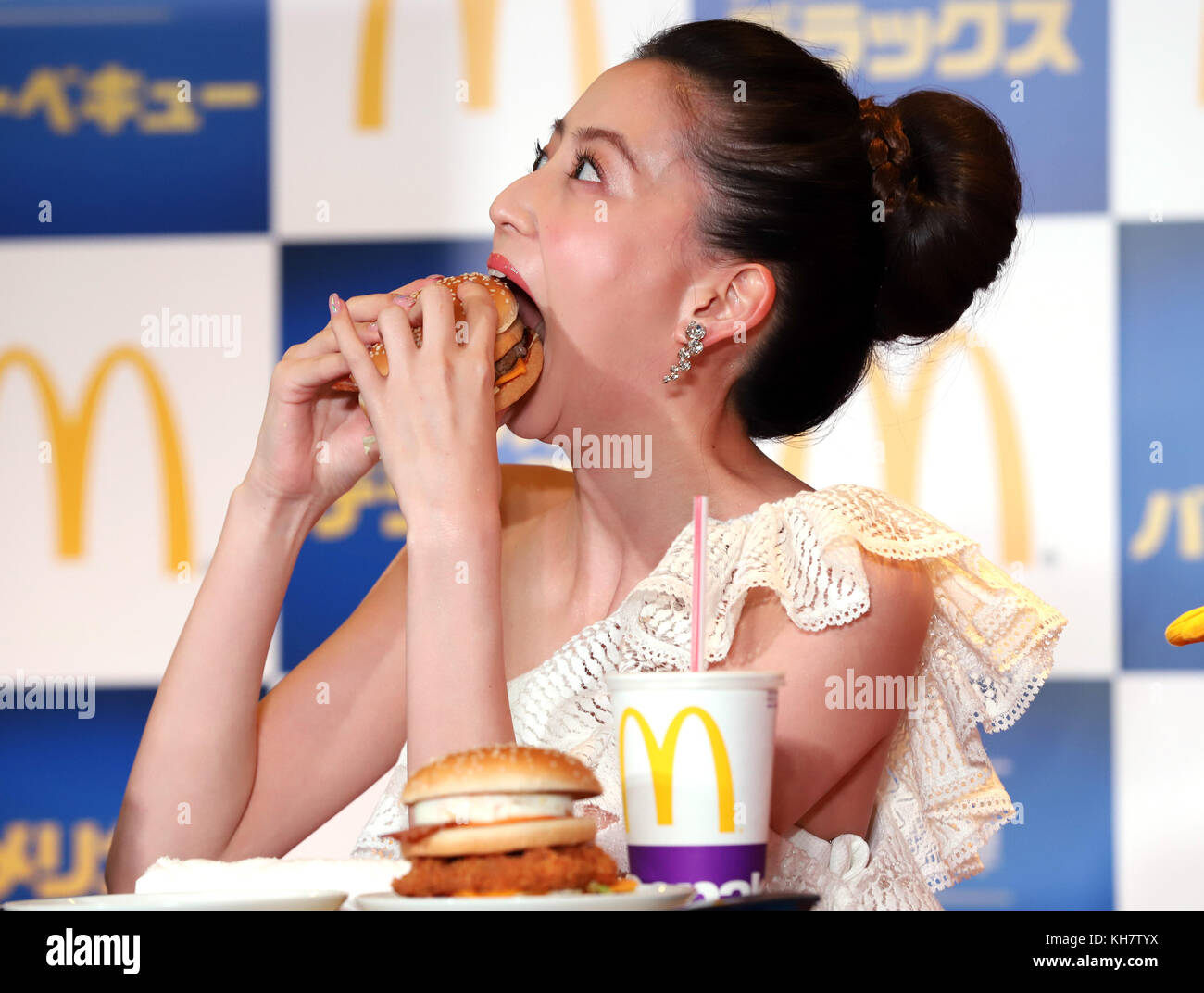 Tokyo, Japan. 15th Nov, 2017. Japanese actress Mayuko Kawakita attends ...