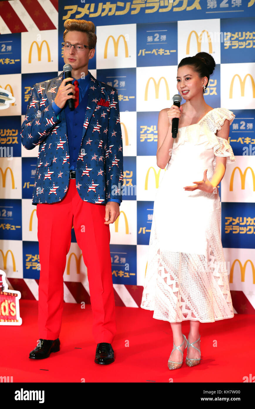 Tokyo, Japan. 15th Nov, 2017. Japanese actress Mayuko Kawakita (R) and ...