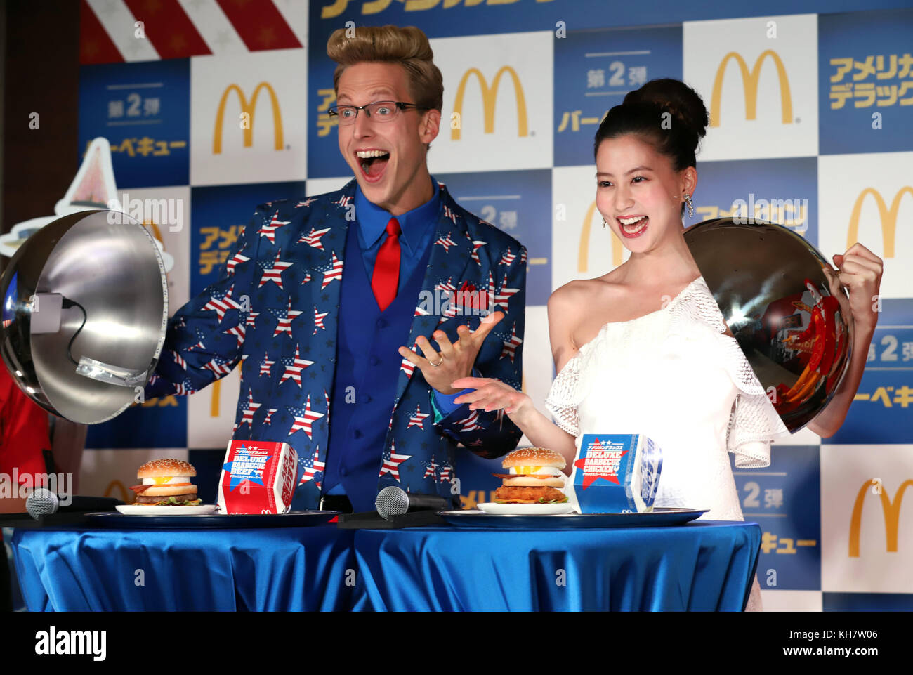 Tokyo, Japan. 15th Nov, 2017. Japanese actress Mayuko Kawakita (R) and ...