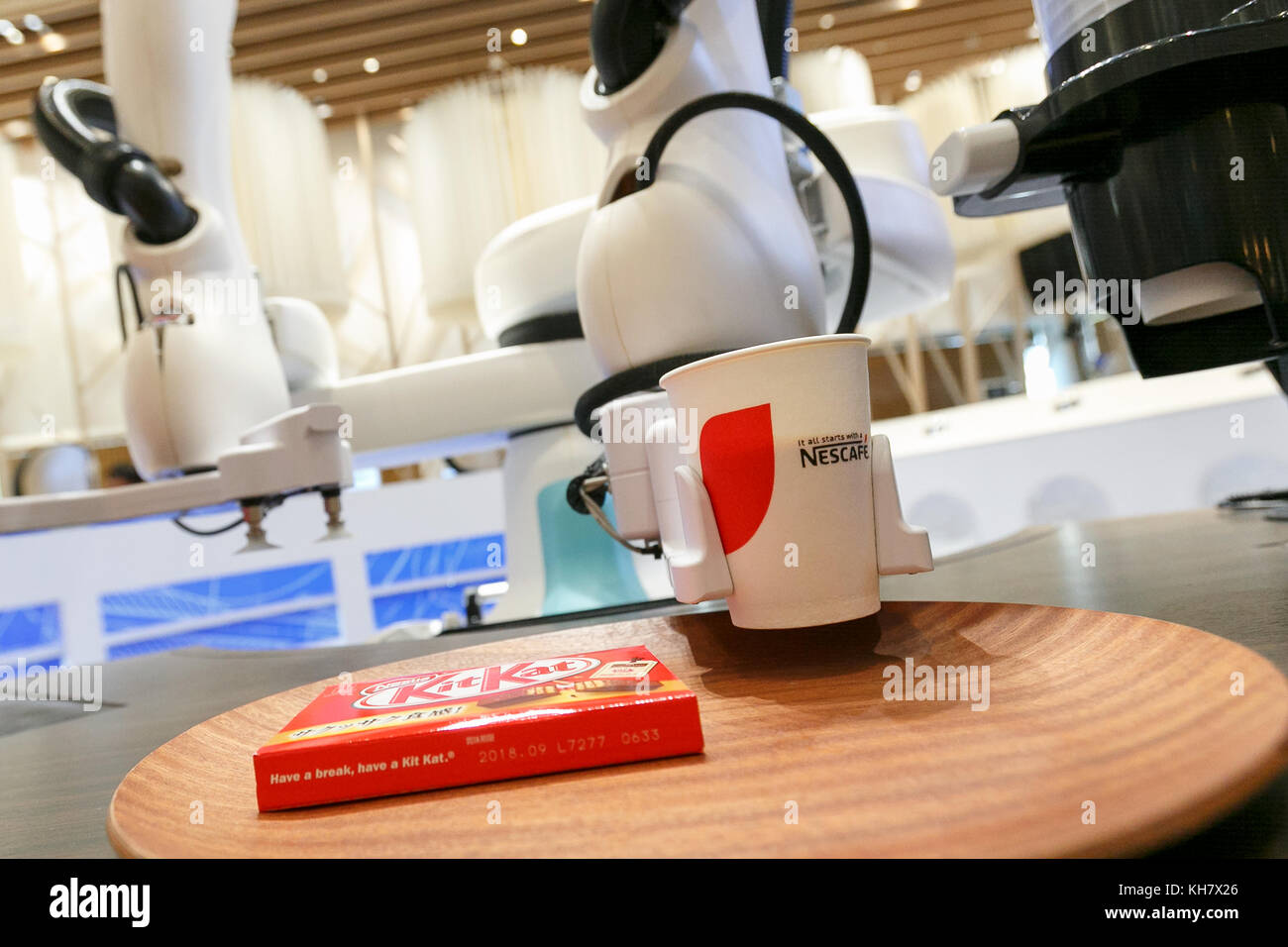 Tokyo, Japan. 16th November, 2017. Robot duAro serves a cup of coffee ...