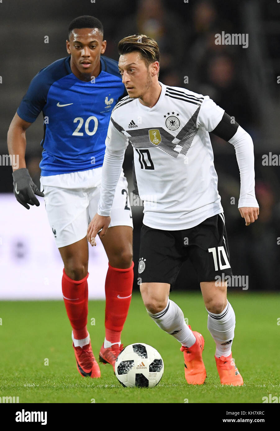 Mesut Oezil (Germany) Einzelaktion / Freisteller versus Kylian Mbappe ...