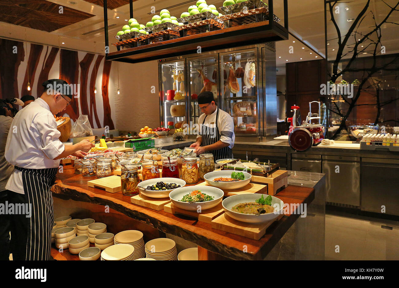 Colombo, Sri Lanka. 16th Nov, 2017.Sri Lankan chefs prepare food at the ...