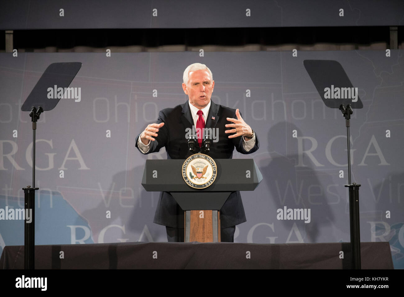 President donald speaks republican hi-res stock photography and images ...