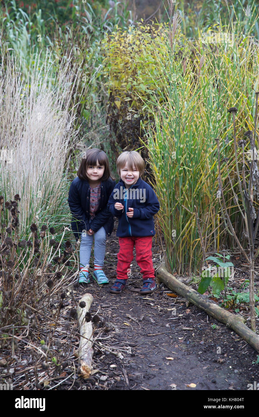 Croydon, UK. 16th Nov, 2017. Two young children hide in the bushes ...