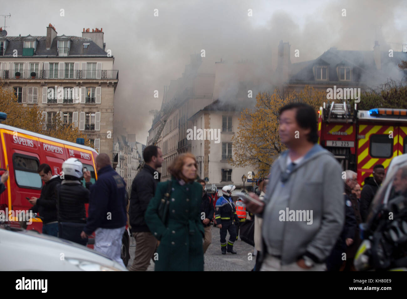 Paris, France. 16th Nov, 2017. A fire takes place in Paris in Saint ...