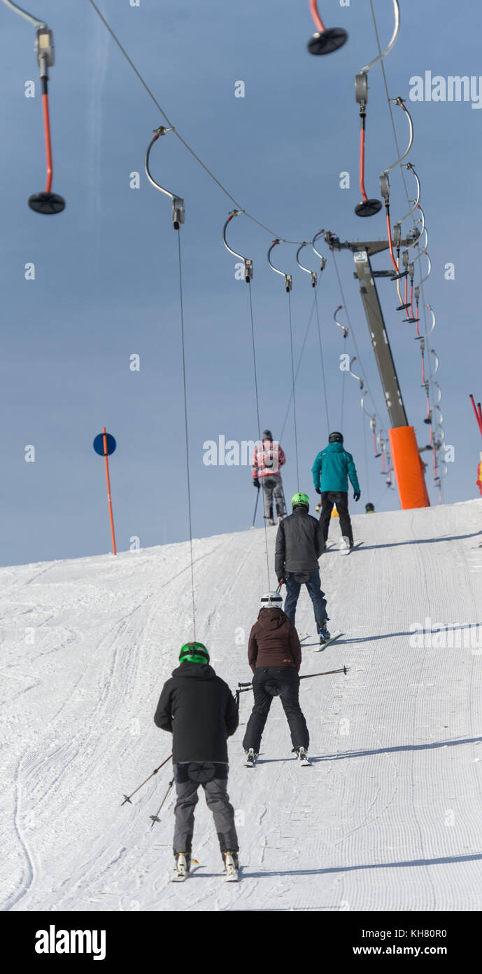 Ski enthusiasts can be seen at the Feldberg Mountain, Germany, 16 ...