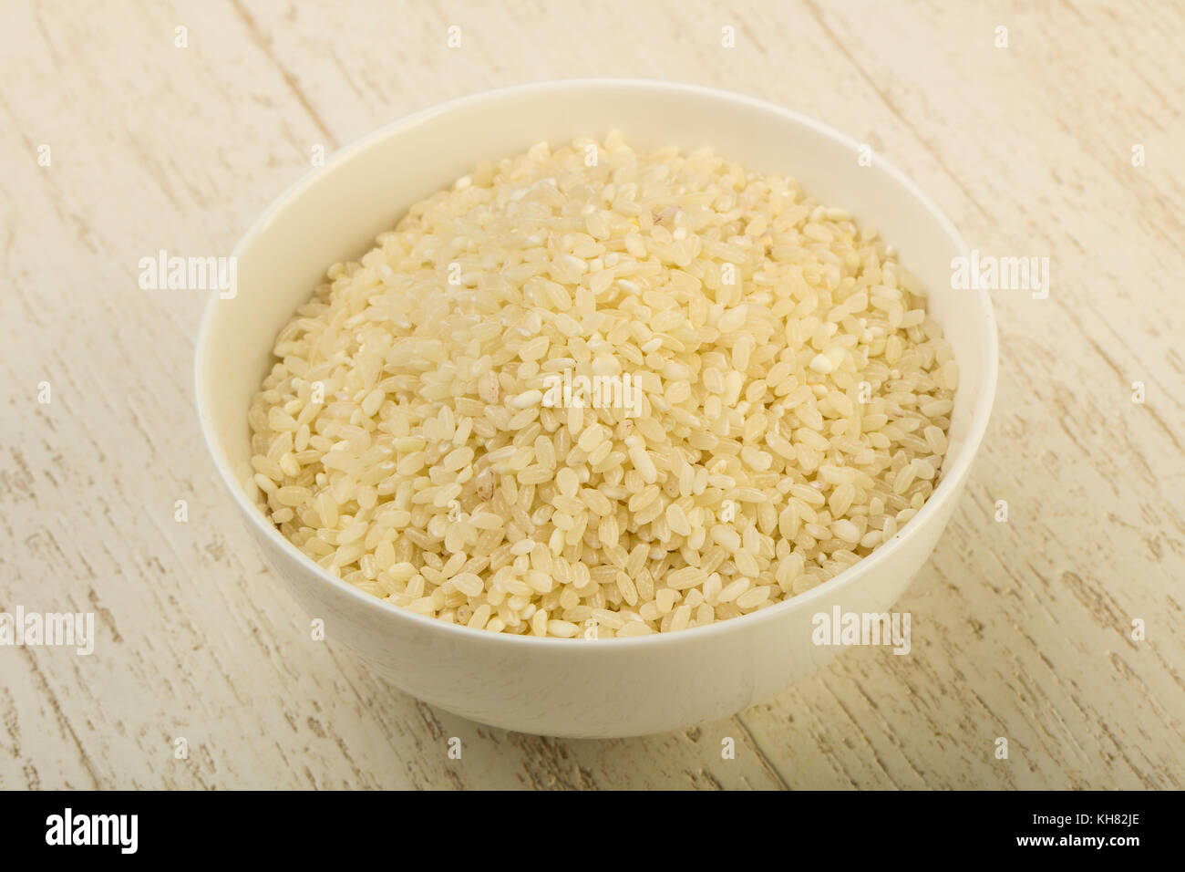 Raw rice heap in the bowl - ready for cooking Stock Photo - Alamy