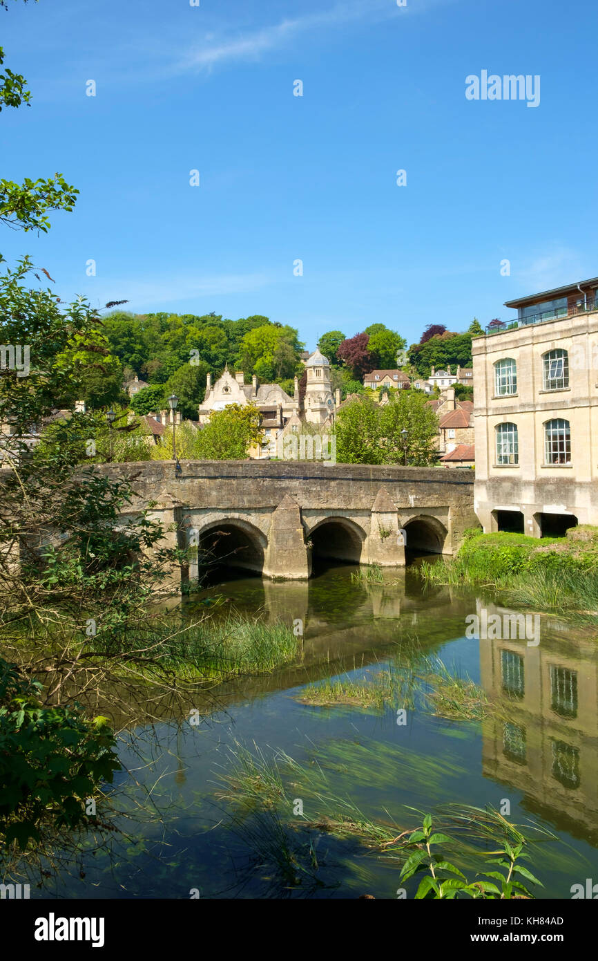Picturesque old Town Bridge and Lock-up on the River Avon, Bradford-on ...