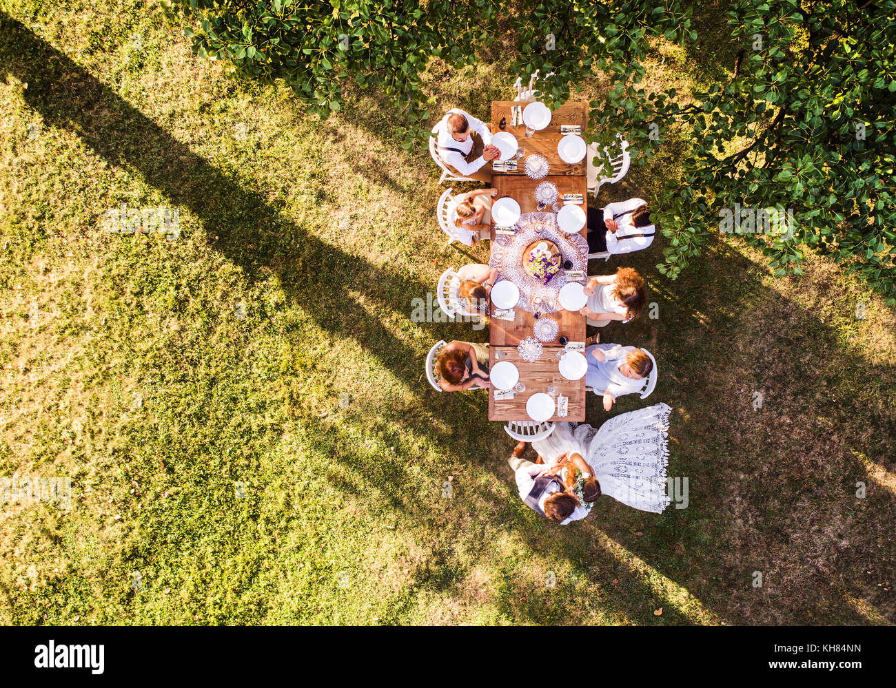 Wedding reception outside in the backyard Stock Photo - Alamy