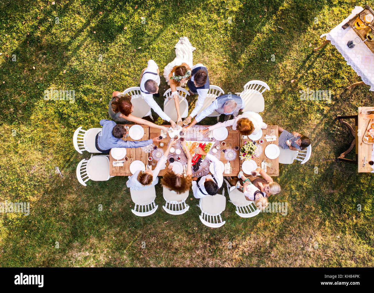 Wedding reception outside in the backyard Stock Photo - Alamy