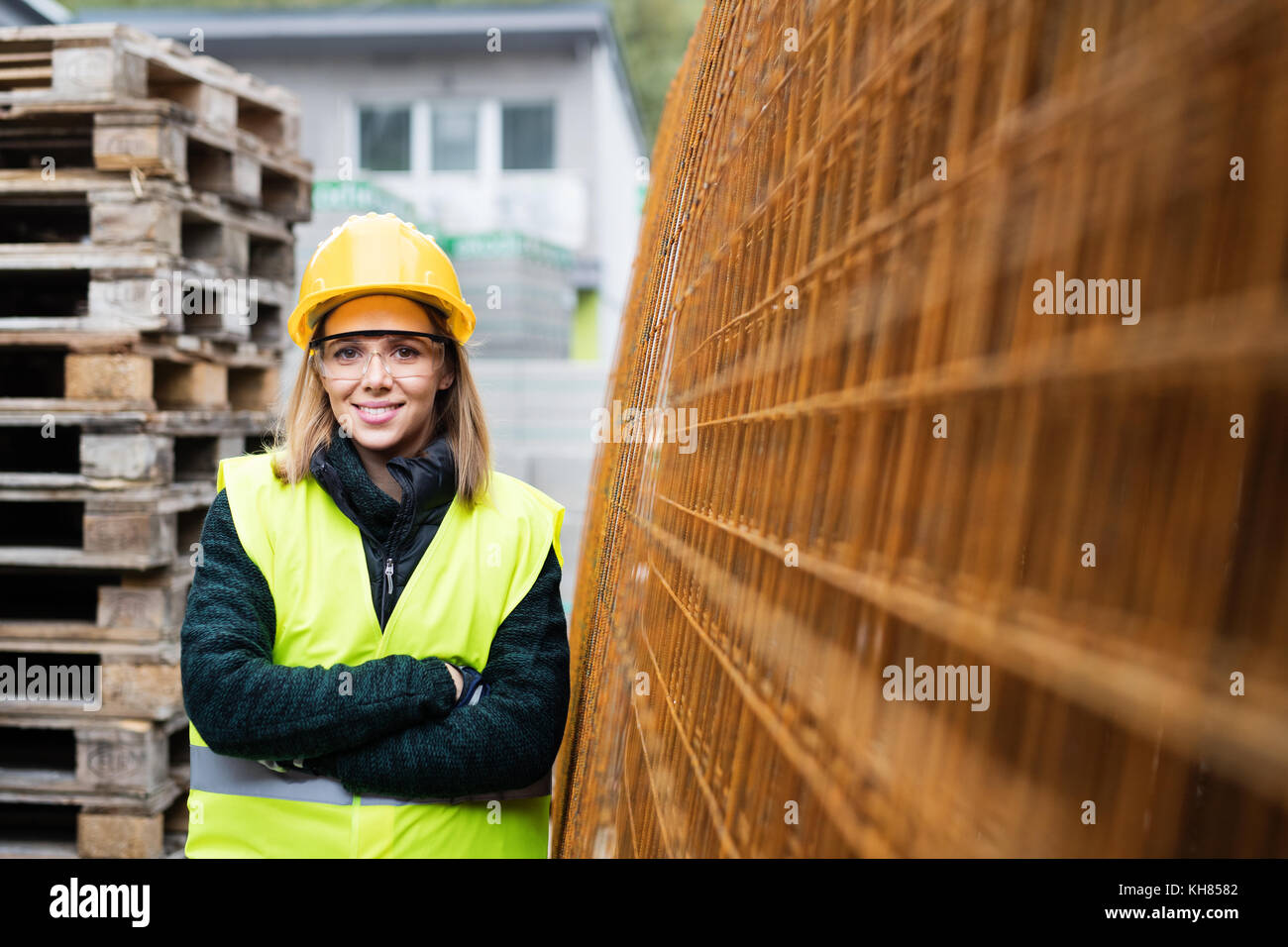 Wire mesh pallet hi-res stock photography and images - Alamy