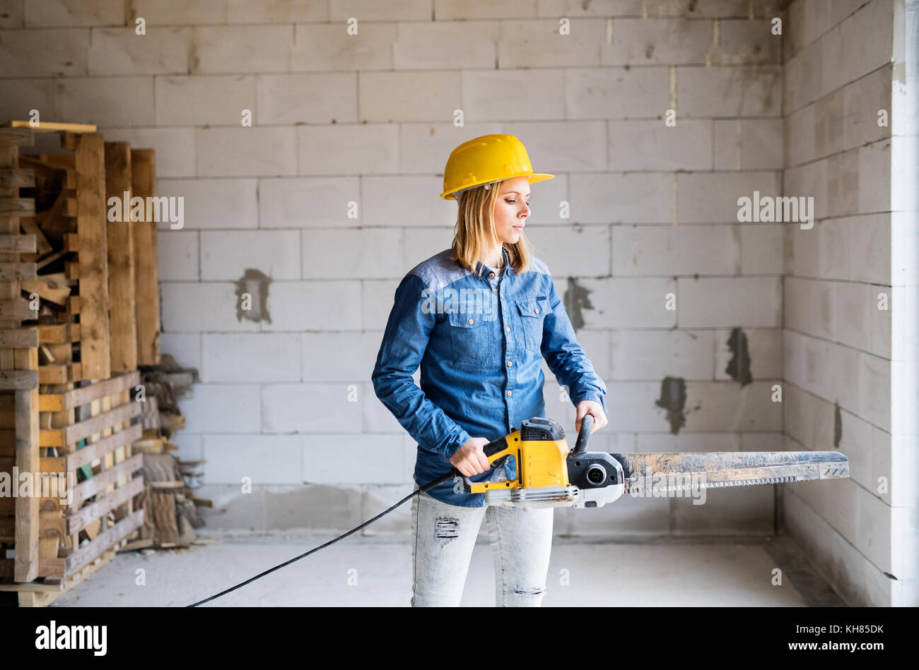 Woman with electric saw hi-res stock photography and images - Alamy