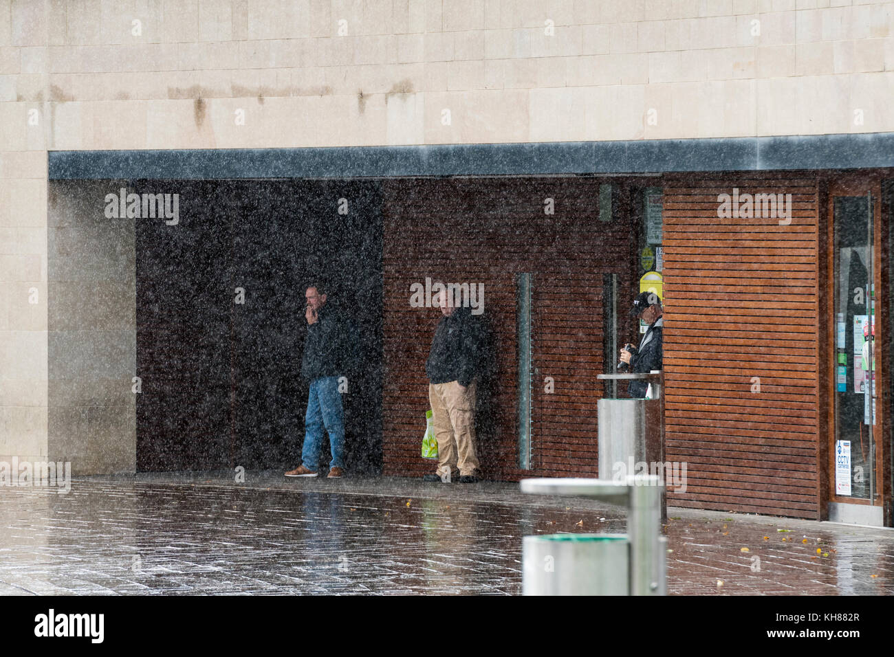 Heavy rain pouring shower bad weather downpour hi-res stock photography ...