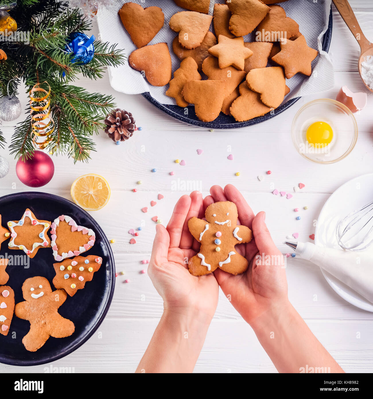 Gingerbread man holding hands hi-res stock photography and images - Alamy