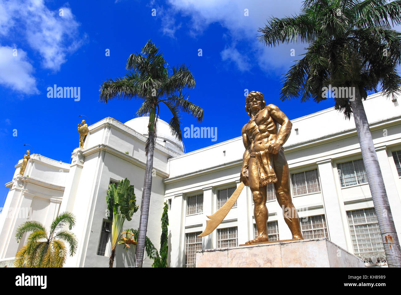 Philipinas, Cebu City. Cebu Island. Statue in front of Cebu Provincial ...