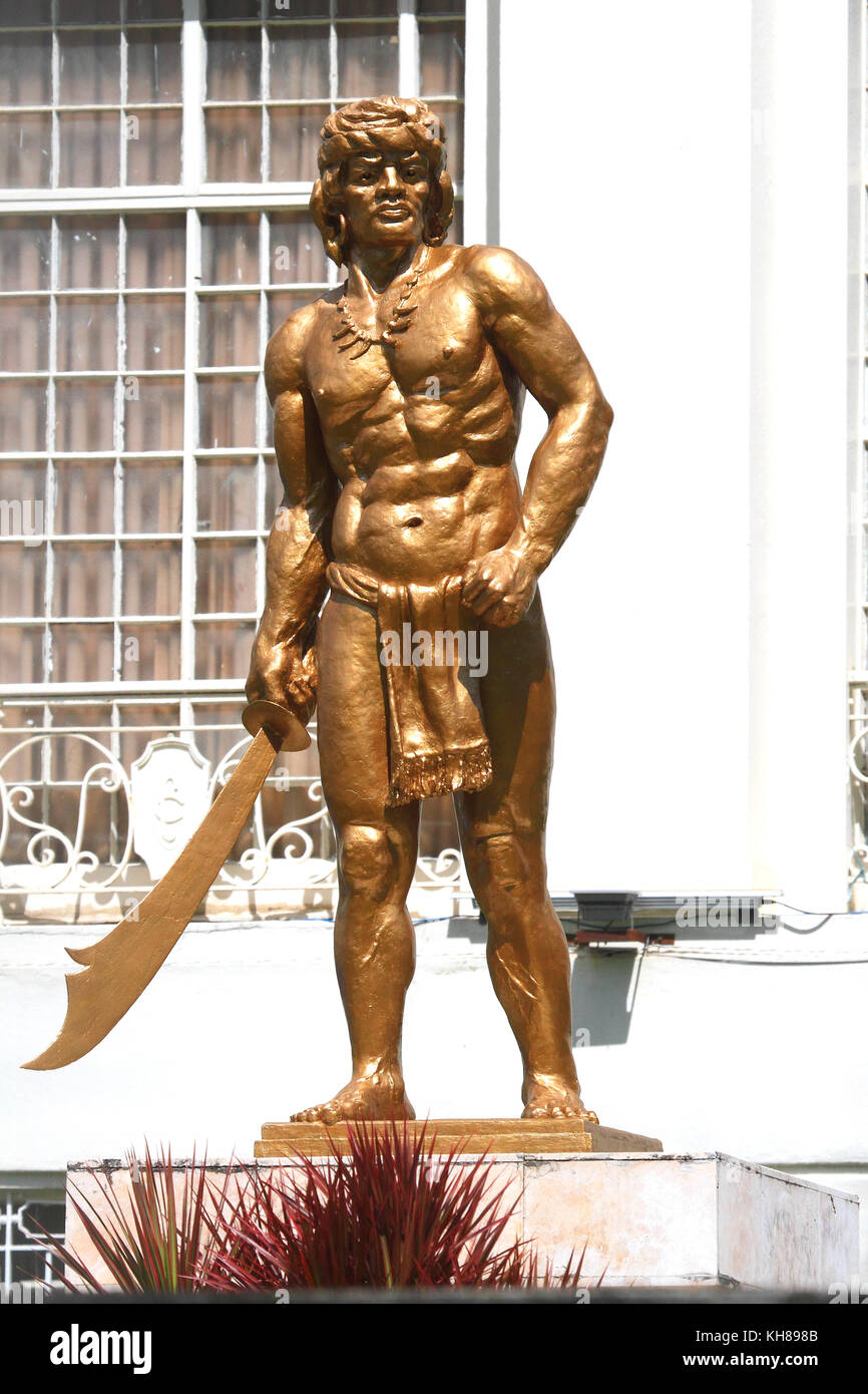 Philipinas, Cebu City. Cebu Island. Statue in front of Cebu Provincial ...