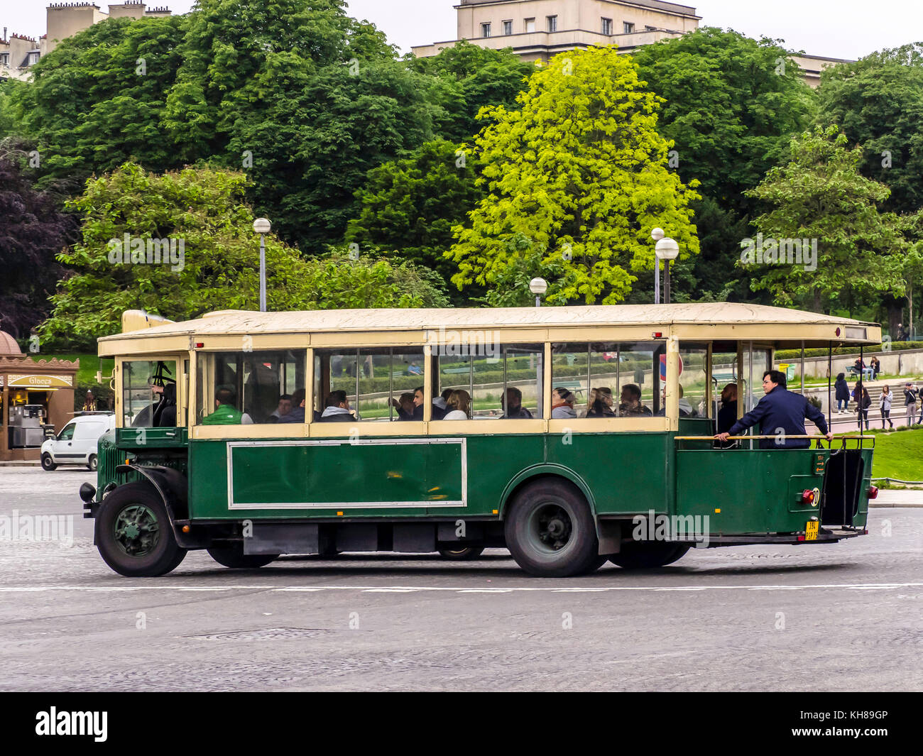 France, Ile de France, Paris, Trocadero, an old RATP bus Stock Photo ...