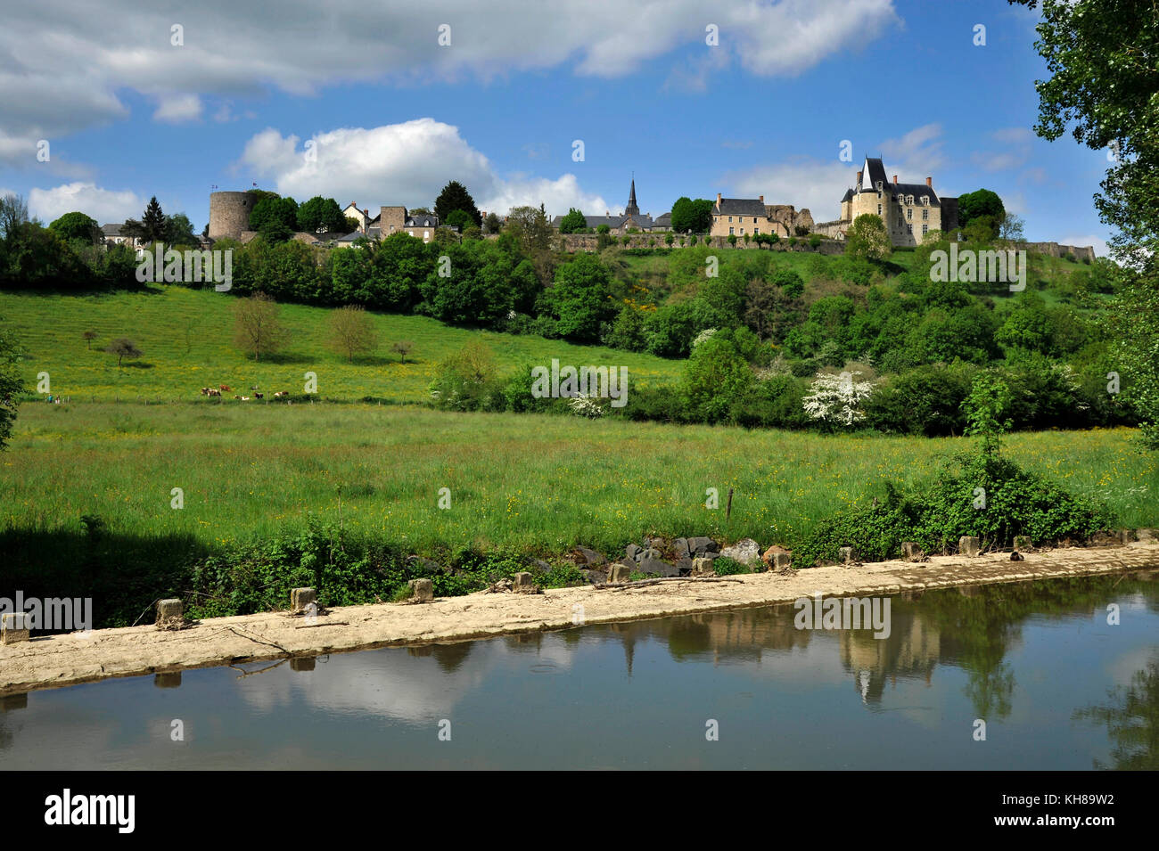Mayenne city castle river la hi-res stock photography and images - Alamy
