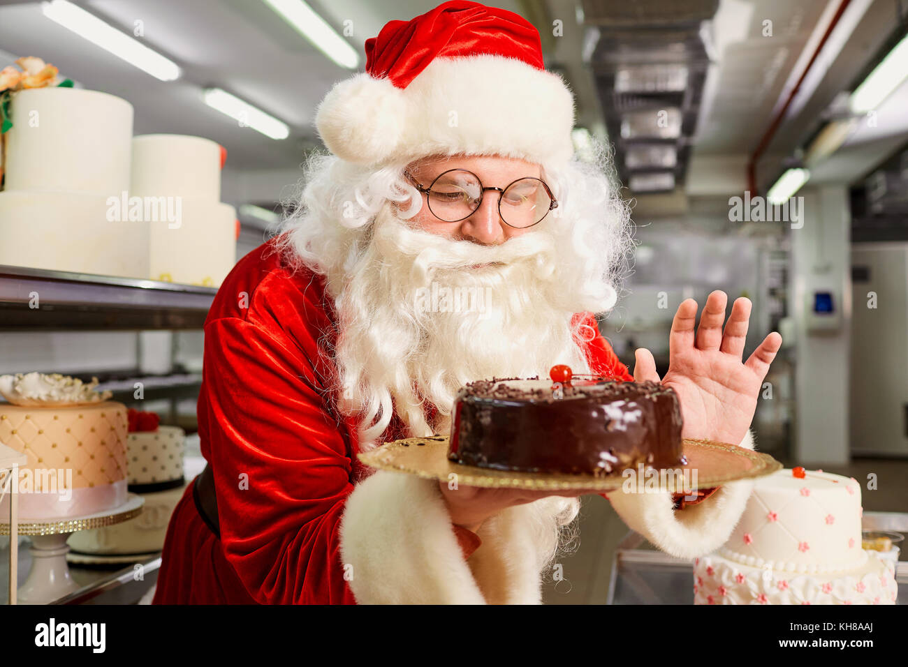 Santa Claus a confectioner cooks a cake in the kitchen on Christ Stock ...