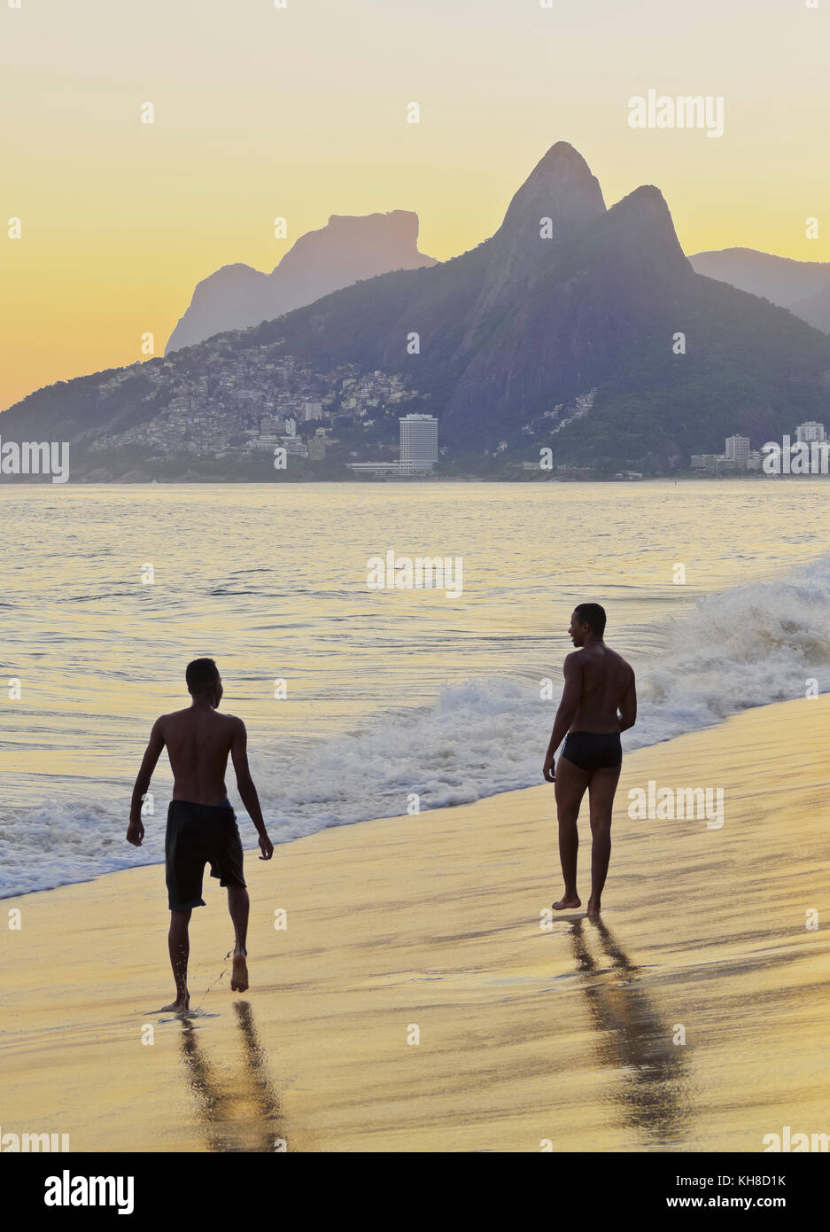 Two rocks beach hi-res stock photography and images - Alamy