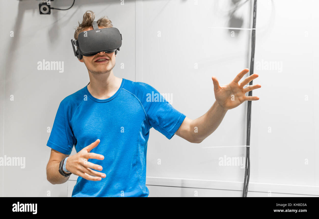 Vr glasses hi-res stock photography and images - Alamy